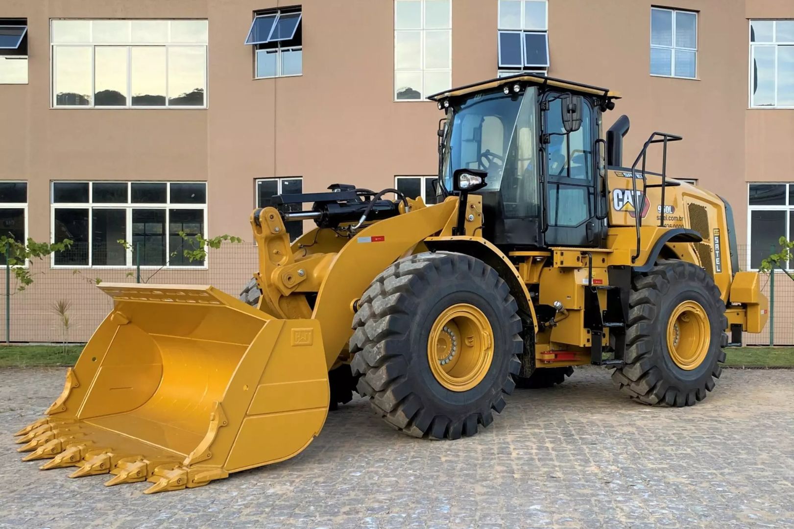 Carregadeira Caterpillar 950L: Potência e Eficiência - Satel